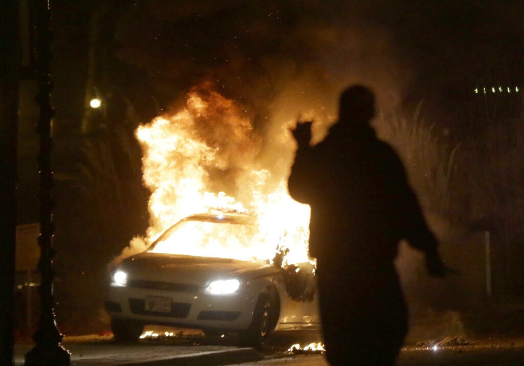 Powerful photos tell story of Ferguson burning overnight - Salon.com