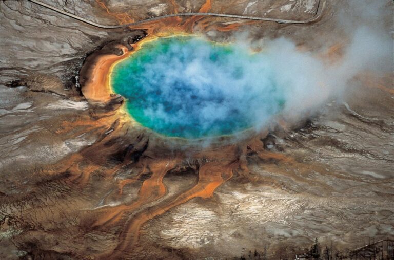 Scientists discover a massive magma pit beneath the Yellowstone ...