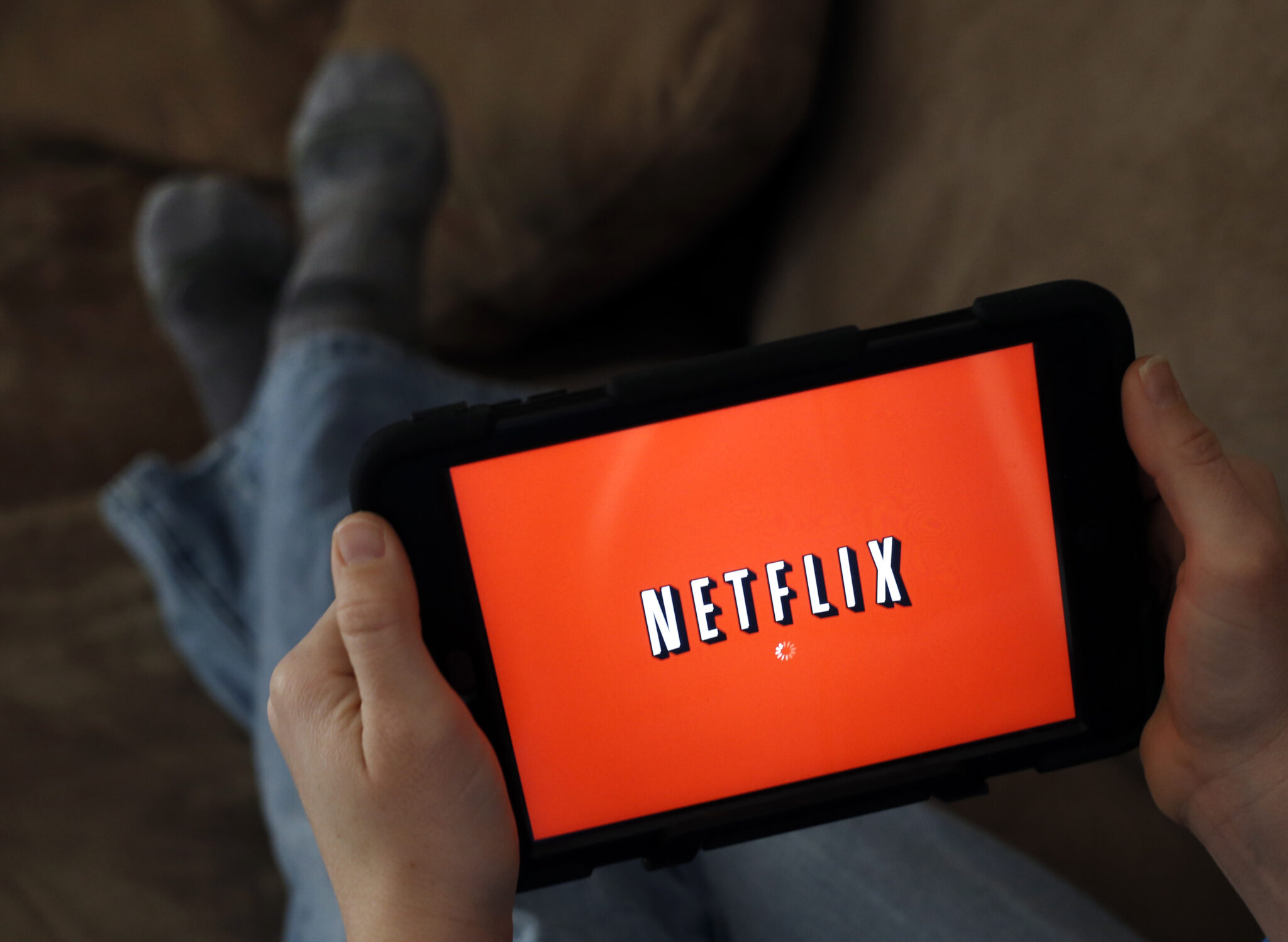 With content costs soaring, Netflix plans to raise $2 billion in debt ...