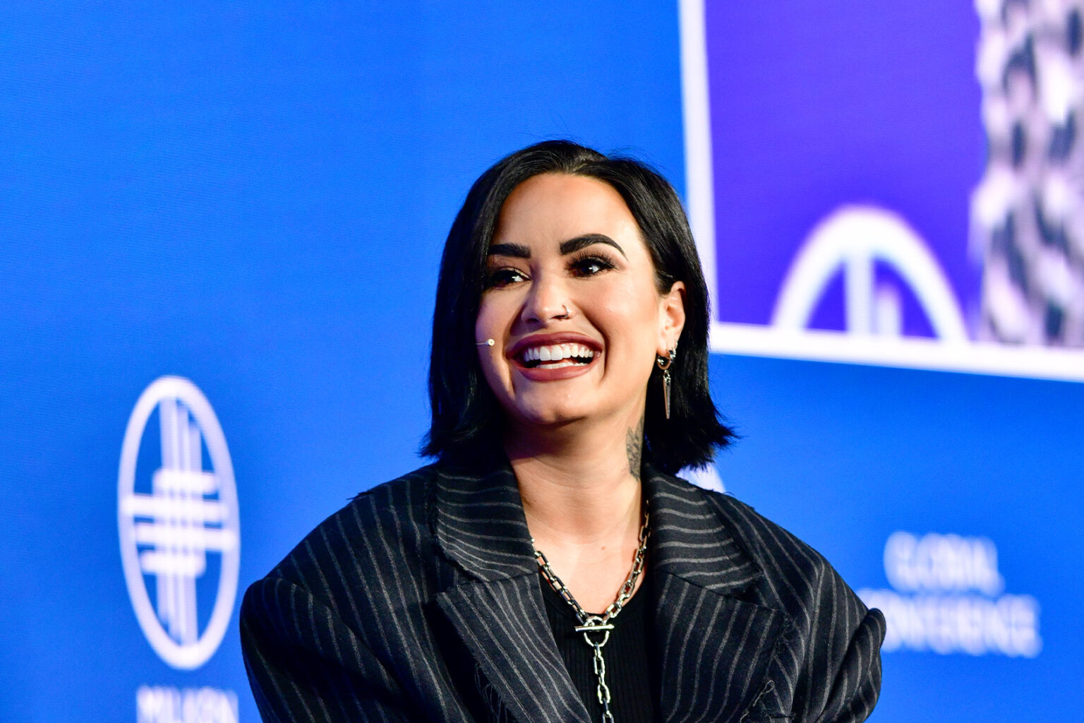 Nonbinary star Demi Lovato readopts she/her pronouns, as is their right ...