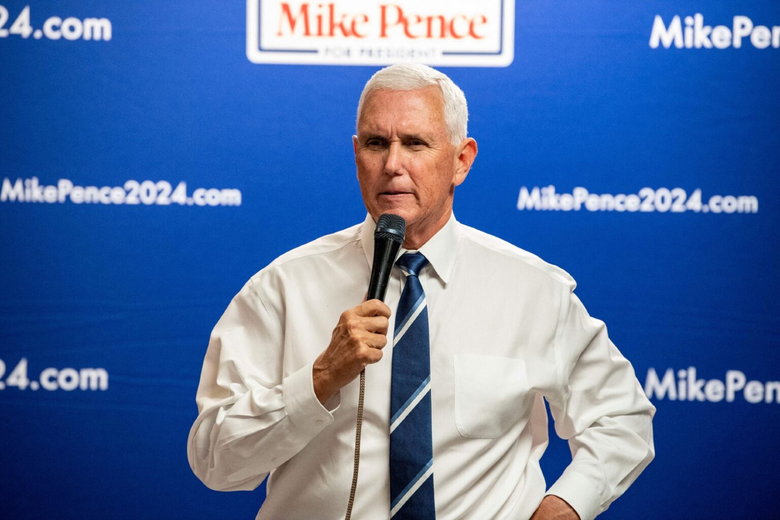 Mike Pence pretends to pump gas in strange new campaign video - Salon.com