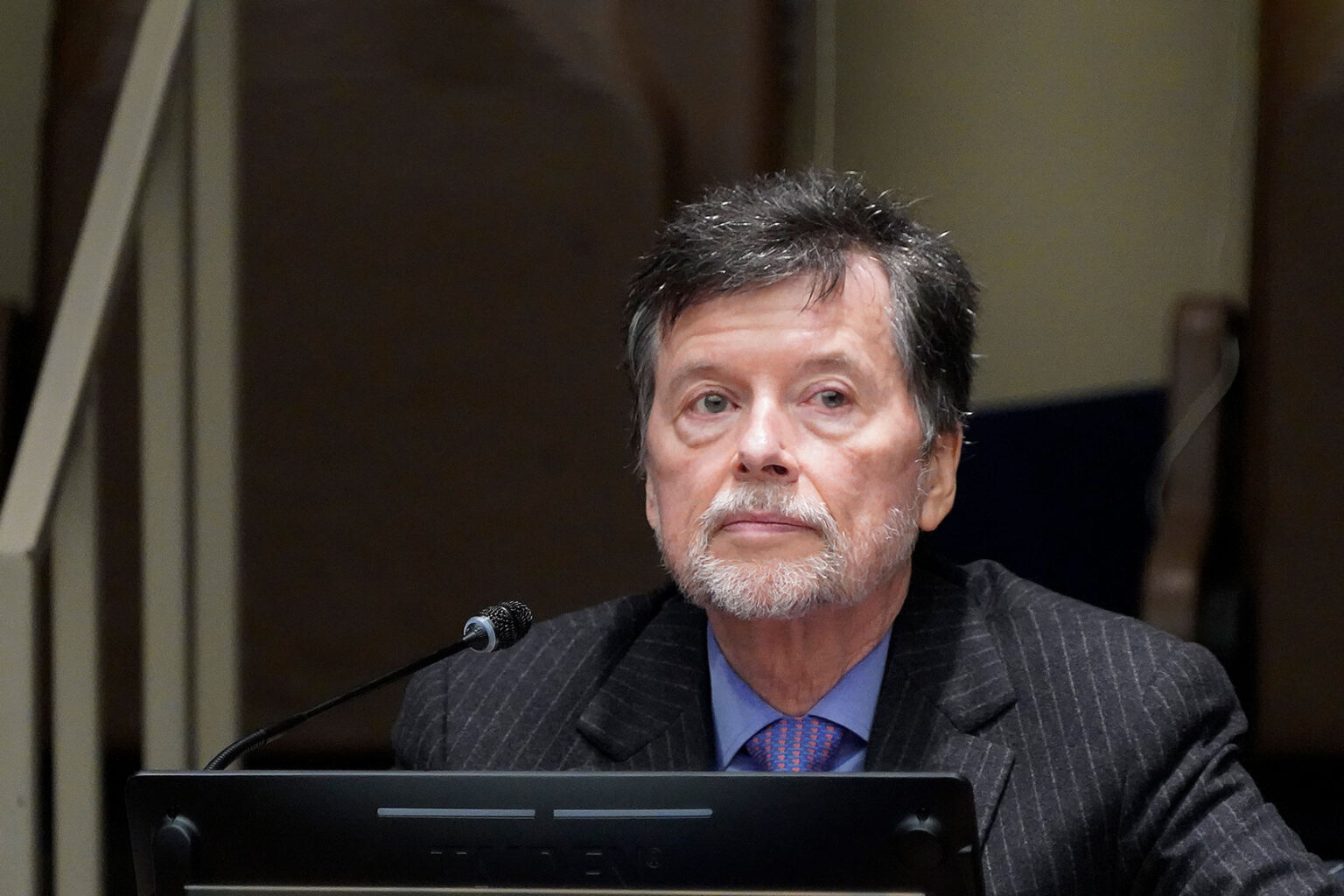 Ken Burns defends himself after photo with Justice Clarence Thomas ...