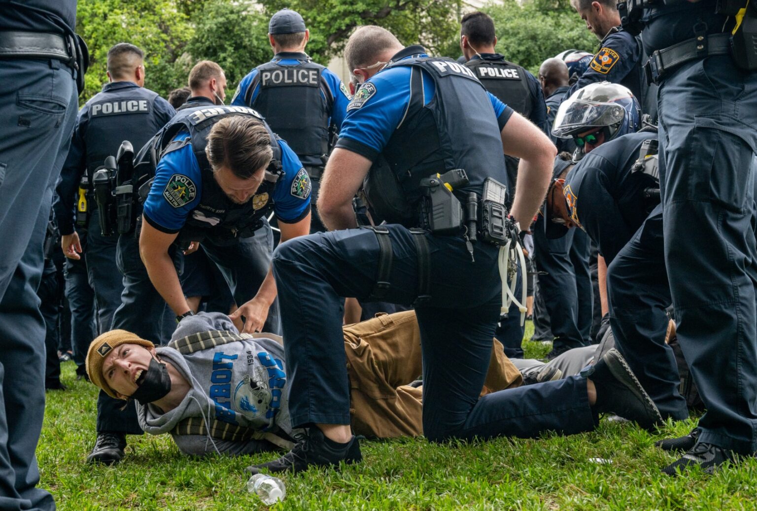 Texas state troopers in riot gear crack down on UT students' Gaza ...