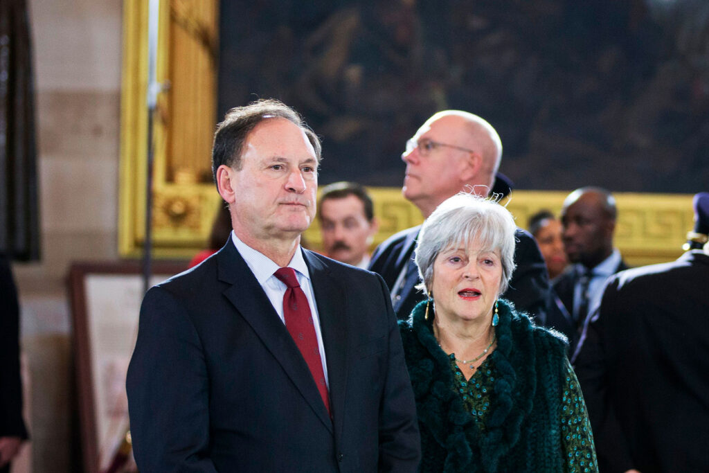 Alito neighbors contradict his story of how a pro-insurrection flag ...