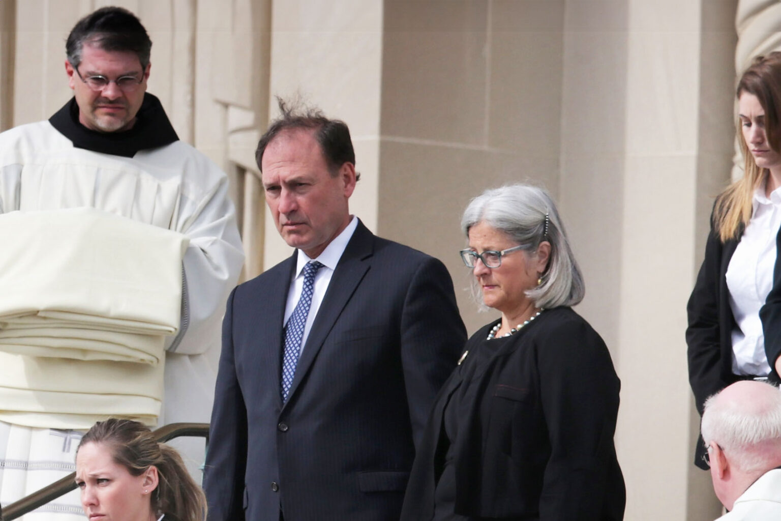 Justice Alito's wife says she will raise a "shame" flag outside her ...
